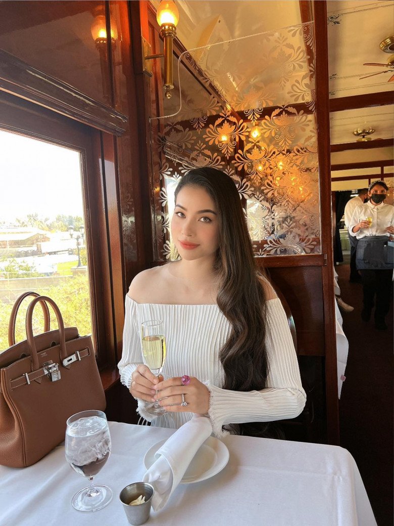 Phạm Hương lại được ông xã tặng trang sức kim cương, đeo nặng cổ, cả ...