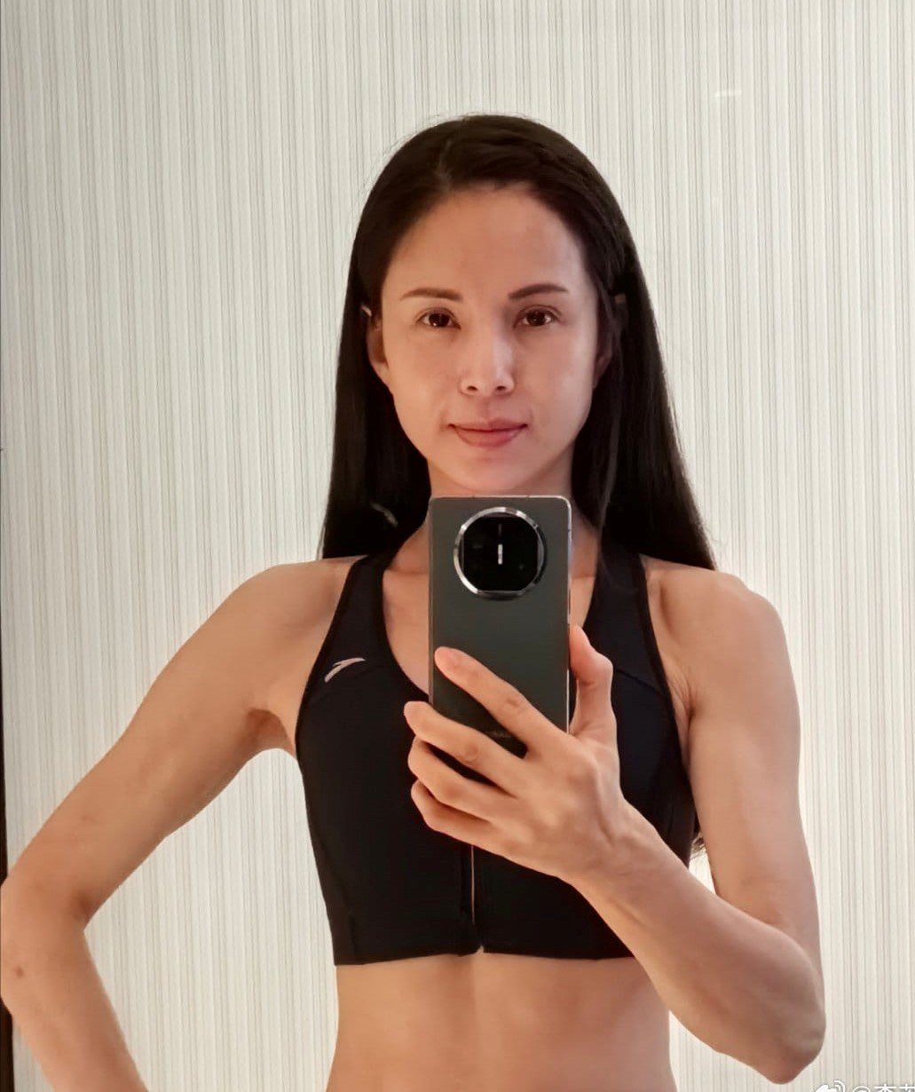 Xôn xao hình ảnh Tiểu Long Nữ Lý Nhược Đồng bị chụp lén, U57 tay nổi chuột, cơ mặt khi cười mới sốc