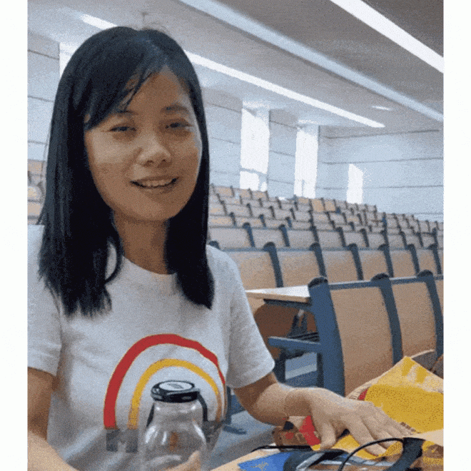 Nữ giảng viên gây tranh cãi vì ăn mặc xuề xoà, xách túi nhựa đến lớp, cô giáo nên mặc thế nào đi ...