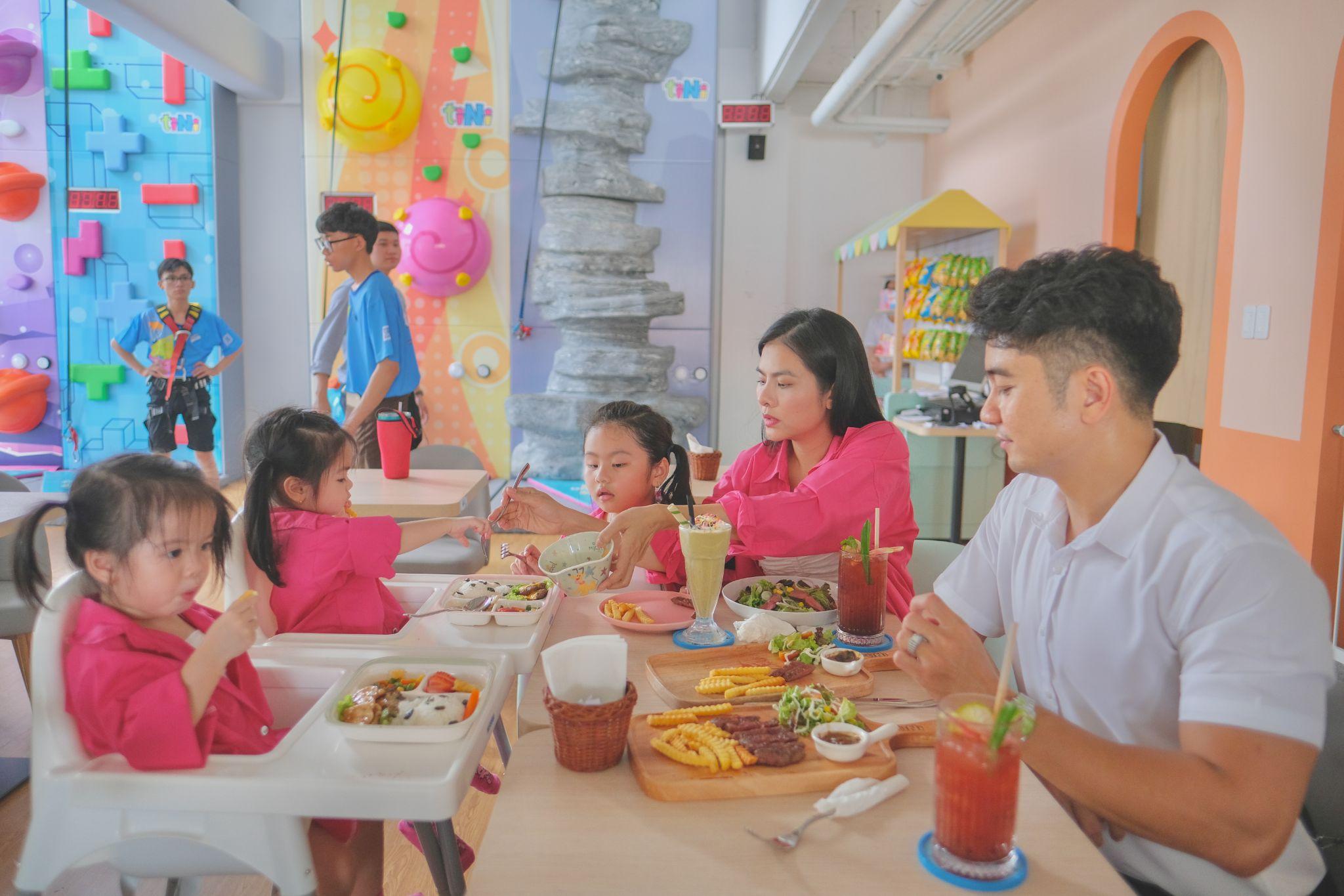 Gia đình trẻ hào hứng với mô hình mới của tiNiWorld Eat - Shop - Play ...