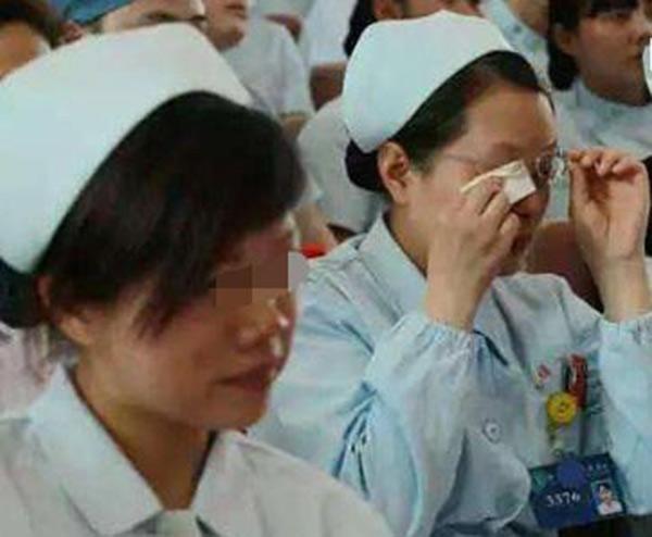Sau Khi Con 1 Tháng Qua đời Người Mẹ Mở Bàn Tay Bé Nắm Chặt Liền Ngập Trong Nước Mắt