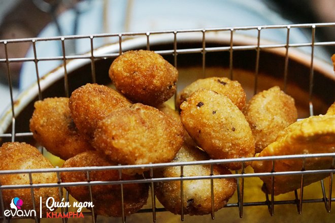 Quán bánh rán mặn 28 năm chỉ đun bằng bếp dầu hiếm thấy của cặp vợ ...