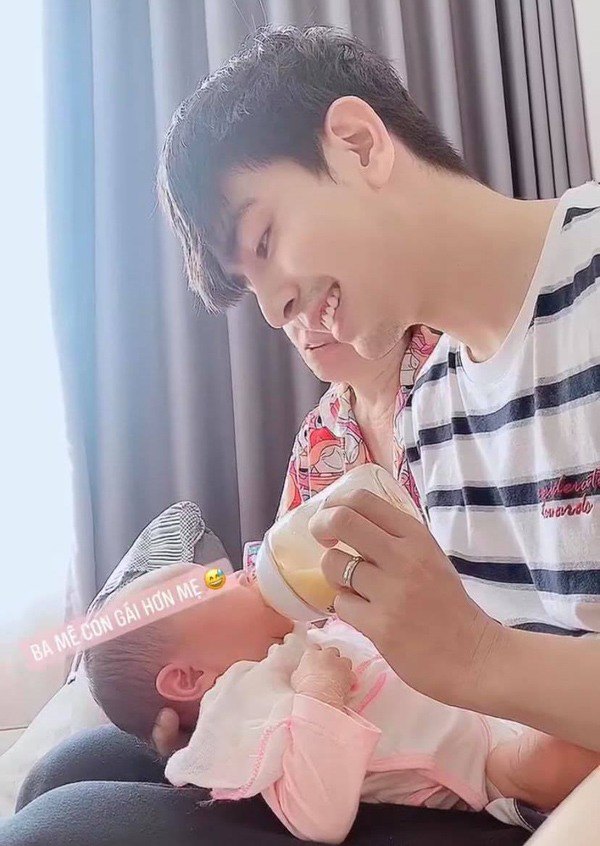 Bàn tay con trai riêng Thu Thủy ôm cổ khi bố dượng đang bế em gái gây chú ý