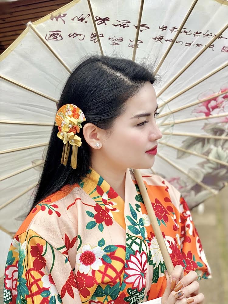 Youtuber Võ Hà Linh gây ấn tượng vì phong cách review độc đáo