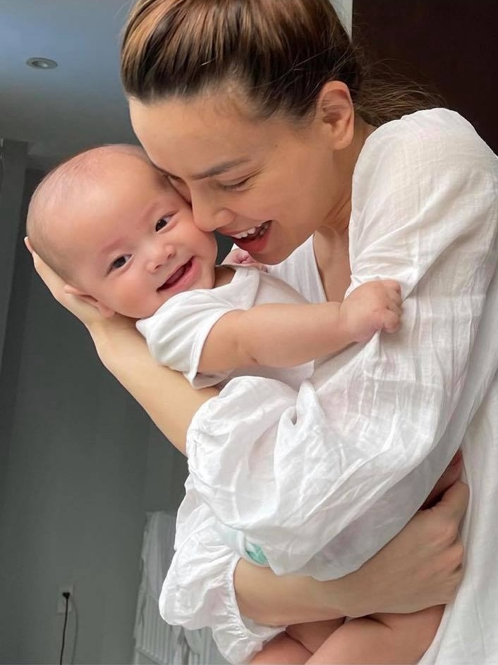 Lần đầu lái siêu xe mui trần, Lisa nhà Hà Hồ chuẩn chị đại, cậu em Leon ...