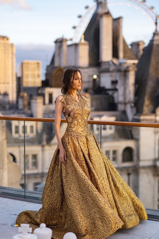 Ngôi sao 24/7: Chỉ 2 bức ảnh, Angelina thể hiện đẳng cấp minh tinh ...