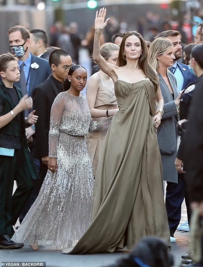 Angelina đưa 2 con gái ra ngoài chơi, cô nhóc 16 tuổi chiếm spotlight ...