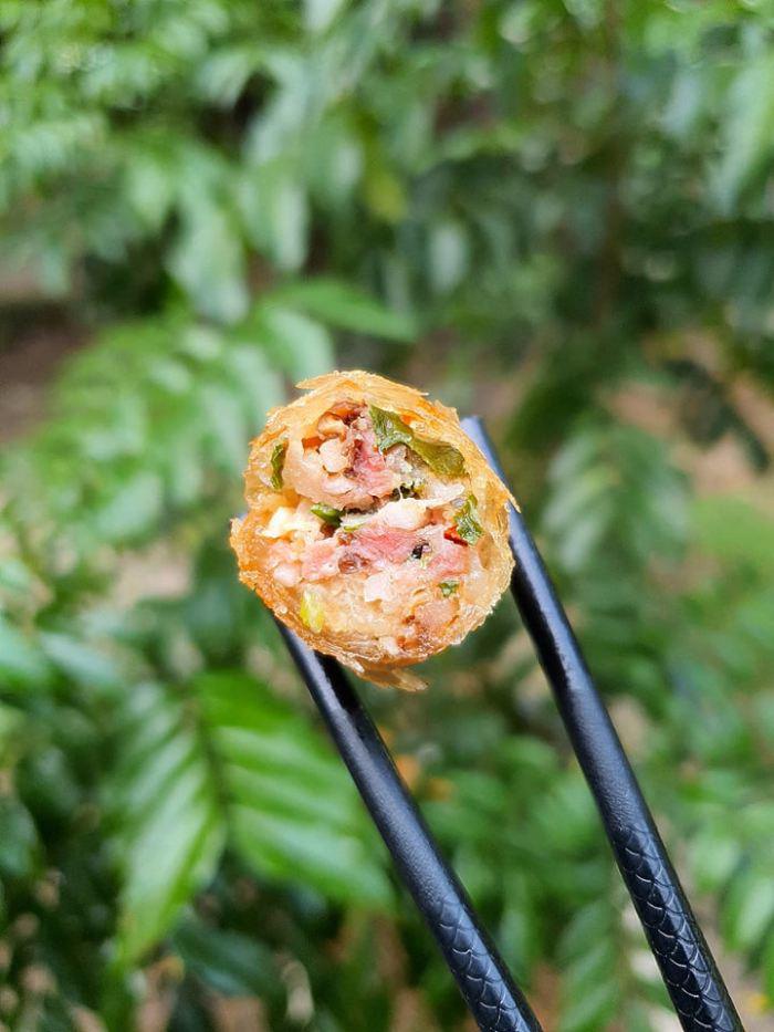 Bố đảm chia sẻ cách gói nem rán đều tăm tắp