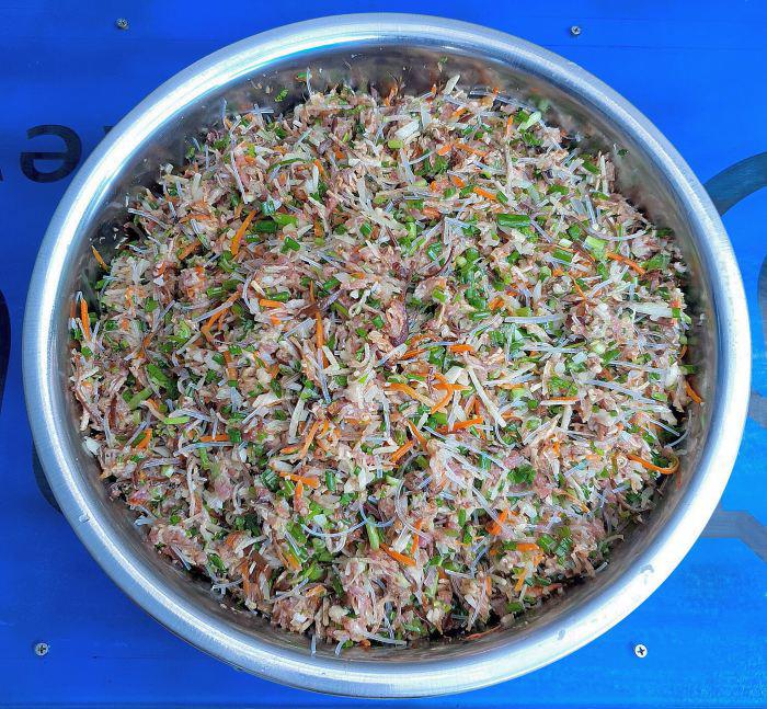 Bố đảm chia sẻ cách gói nem rán đều tăm tắp