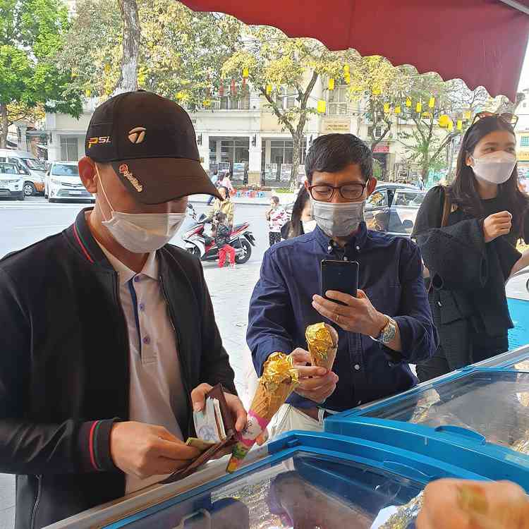 Xuất hiện kem dát vàng gây sốt giới trẻ Hà Nội, giá "chát” vẫn xếp hàng ...