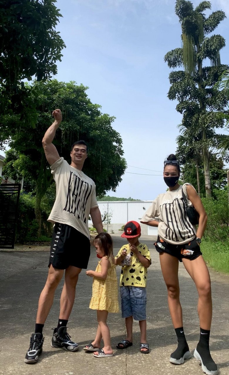 Nữ lực sĩ 1m70 lấy chồng cao 1m90: 4 năm có 3 con, chạnh lòng vì lời ...