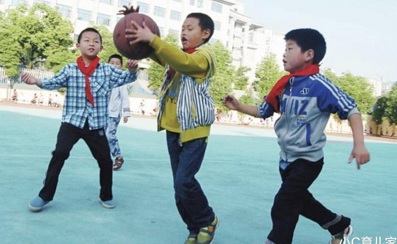 Bố mẹ cao 1m6, con 12 tuổi cao 1m8 nhờ được duy trì 3 thói quen này