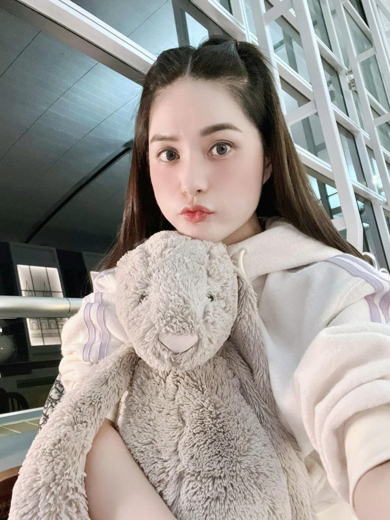 Kim xâu vào da mặt, nữ đại gia Quận 7 vẫn bình thản livestream, khoe ...