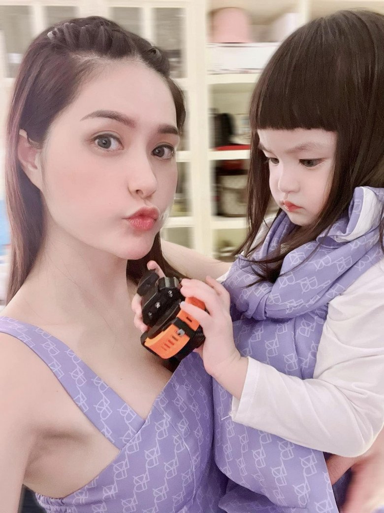 Kim xâu vào da mặt, nữ đại gia Quận 7 vẫn bình thản livestream, khoe ...