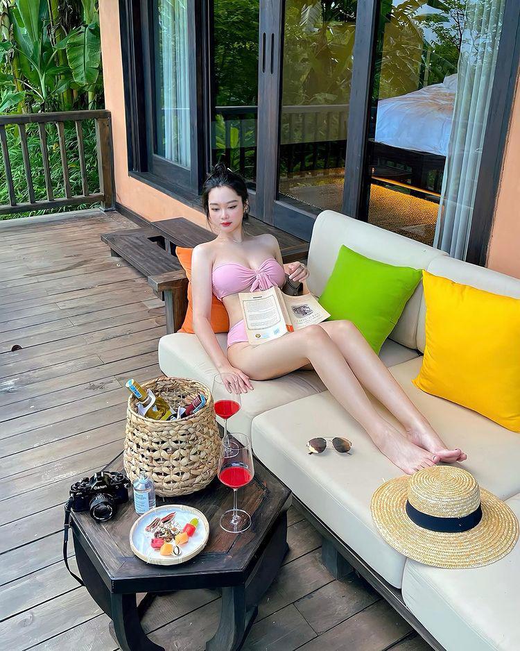 Xuất hiện mỹ nhân cành vàng lá ngọc, mặt hoa khôi dáng cong mãng xà, diện áo tắm kín đáo vẫn mê