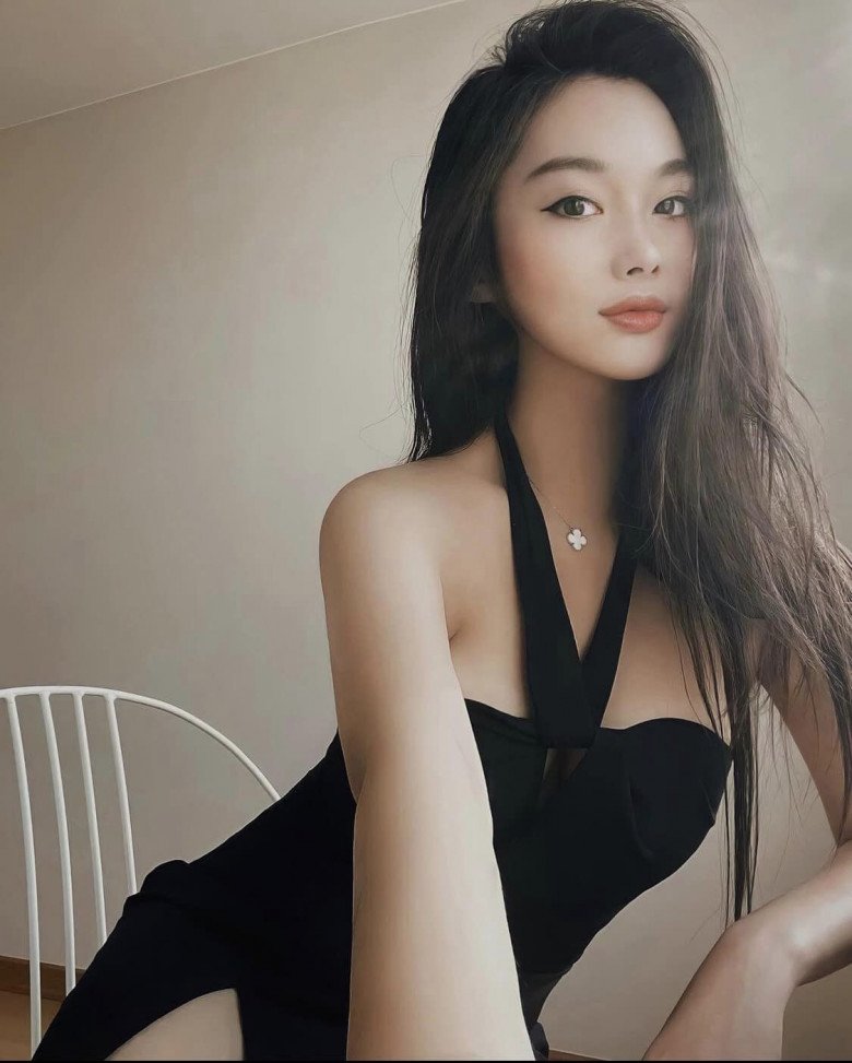 Xuất hiện mỹ nhân cành vàng lá ngọc, mặt hoa khôi dáng cong mãng xà, diện áo tắm kín đáo vẫn mê