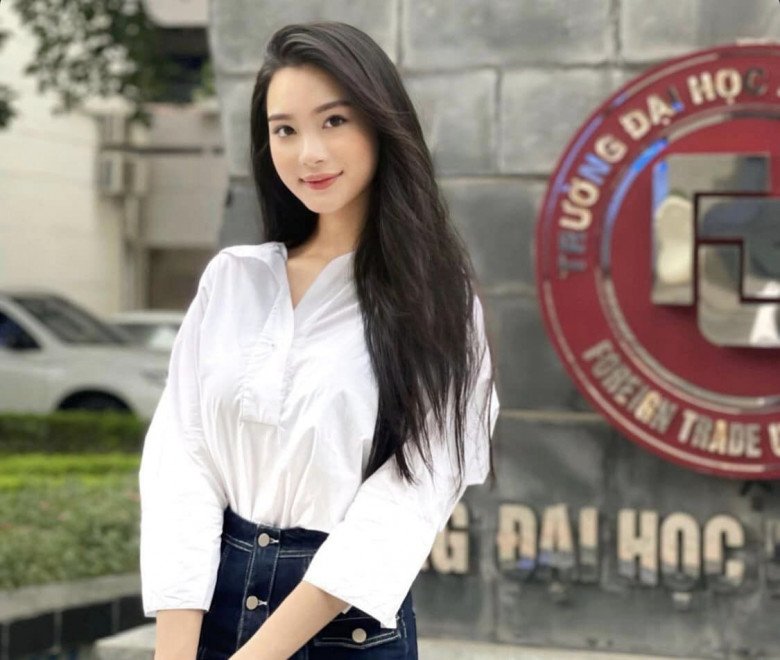 Xuất hiện mỹ nhân cành vàng lá ngọc, mặt hoa khôi dáng cong mãng xà, diện áo tắm kín đáo vẫn mê