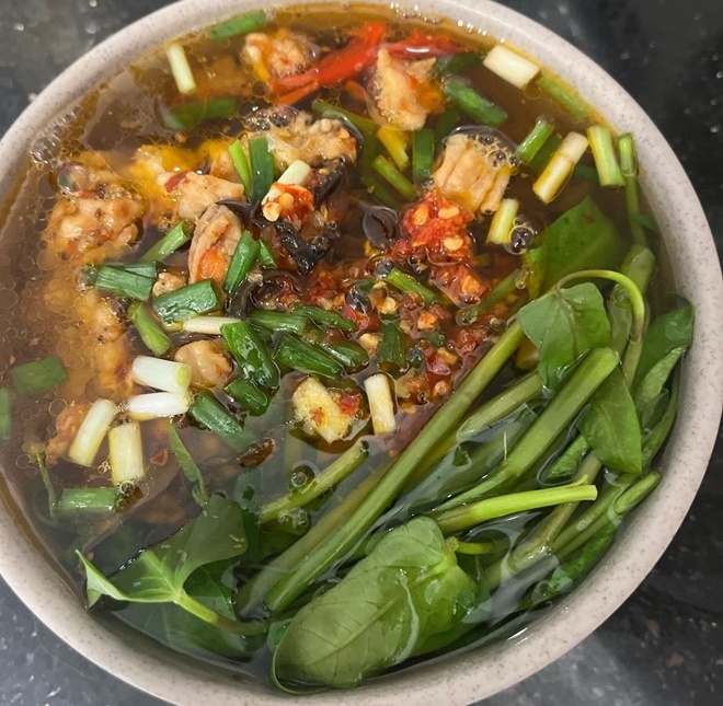 Hạ Vi giờ sống kín tiếng, chỉ chăm khoe hình món ăn