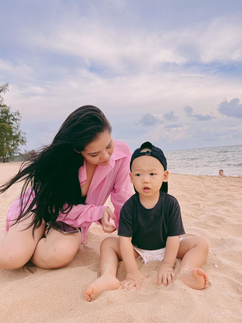 Chờ mãi không đau đẻ nên lôi bài ra chơi, đang thắng vang dội Tiktoker ...