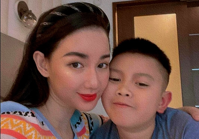 MC Quỳnh Chi sang Mỹ thăm con, cậu bé lớn phổng phao sau 7 năm sống xa mẹ