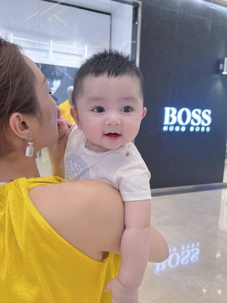 Con trai cực phẩm của Chi Bảo - Lý Thùy Chang: Điển trai, dùng toàn đồ ...