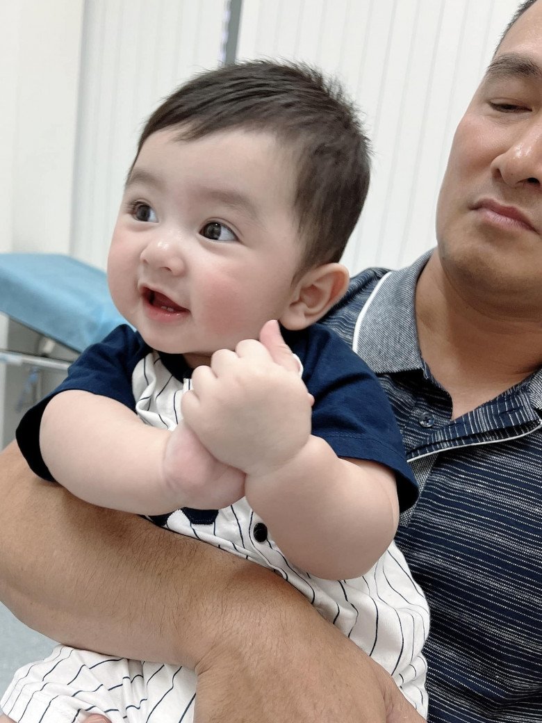 Con trai cực phẩm của Chi Bảo - Lý Thùy Chang: Điển trai, dùng toàn đồ ...