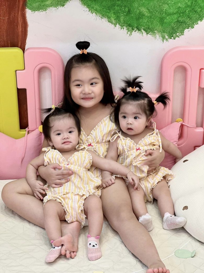 Vân Trang và chồng doanh nhân xem kĩ ngày giờ tốt để đón con gái song sinh