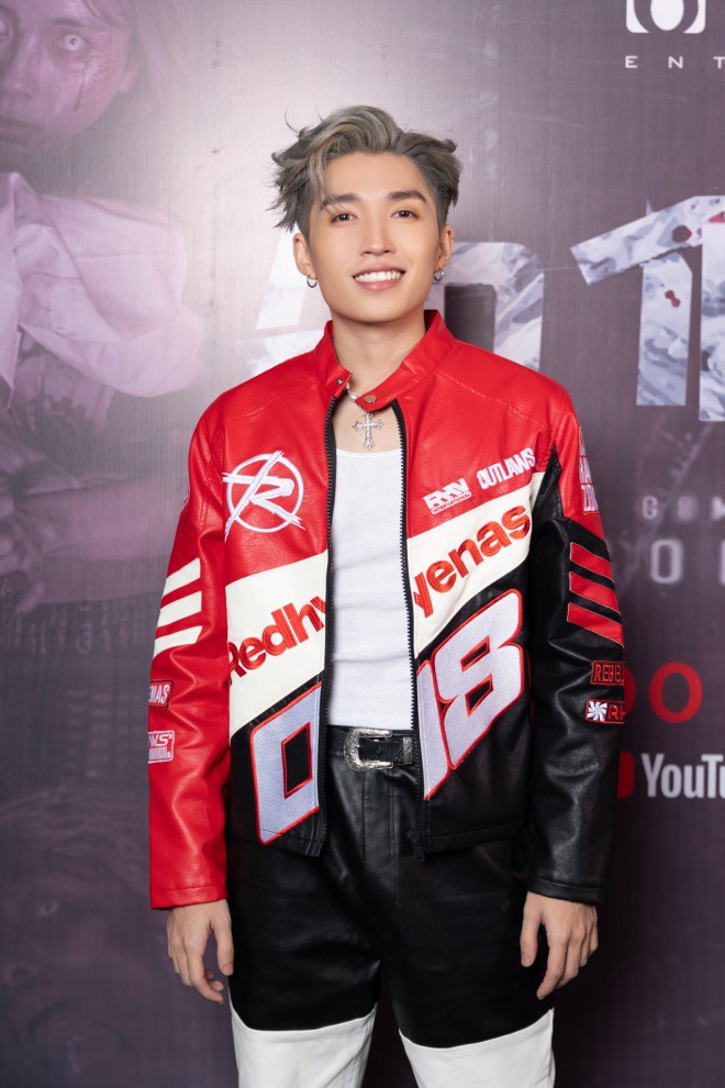 Thành viên nhóm Uni5 Cody Nam Võ được fan tặng hoa, vương miện kết bằng ...