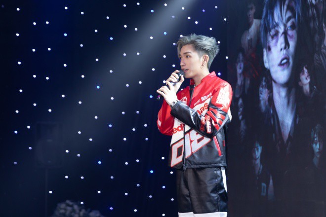 Thành viên nhóm Uni5 Cody Nam Võ được fan tặng hoa, vương miện kết bằng ...