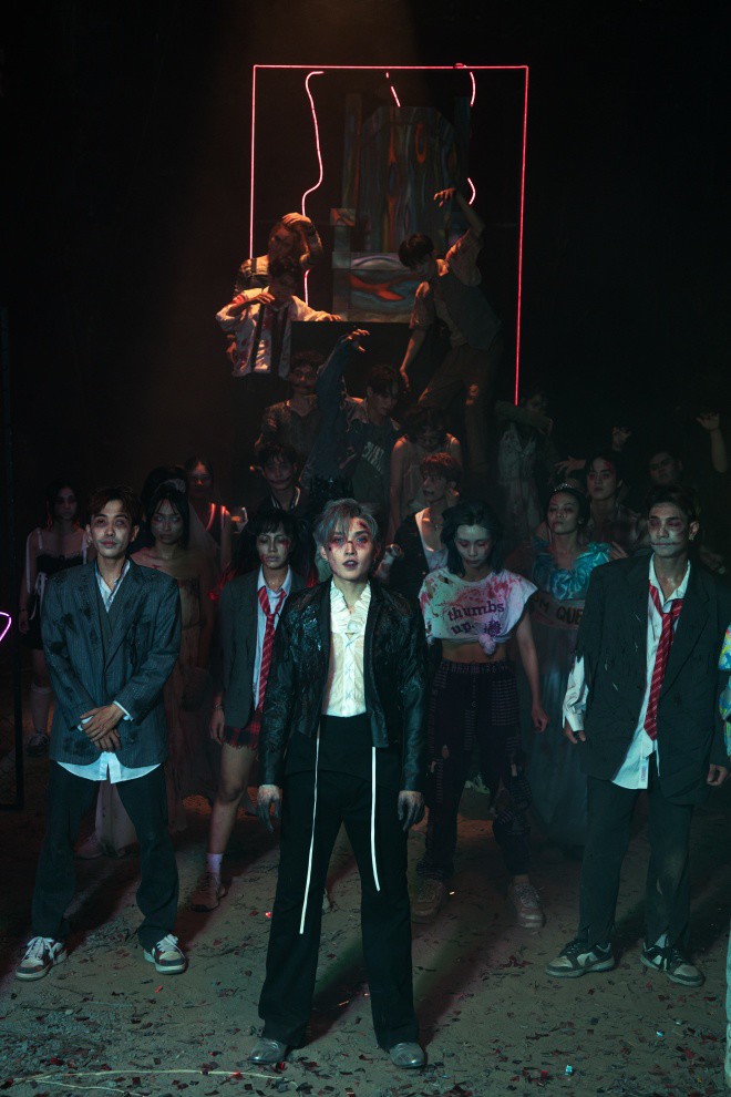 Thành viên nhóm Uni5 Cody Nam Võ được fan tặng hoa, vương miện kết bằng ...