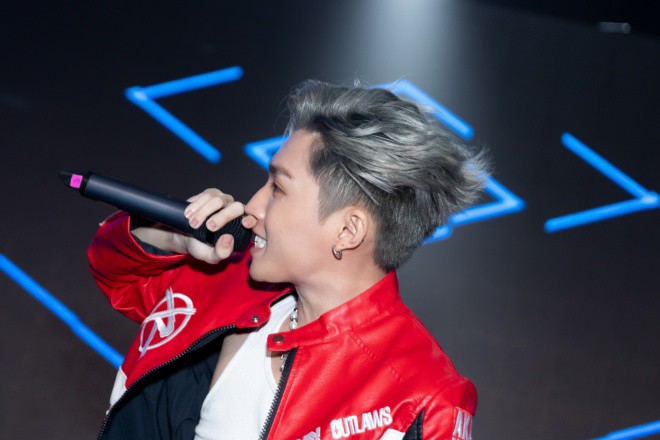 Thành viên nhóm Uni5 Cody Nam Võ được fan tặng hoa, vương miện kết bằng ...