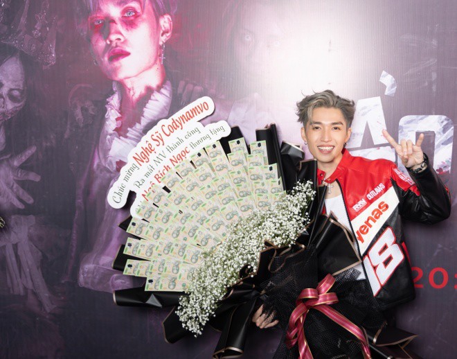 Thành viên nhóm Uni5 Cody Nam Võ được fan tặng hoa, vương miện kết bằng ...