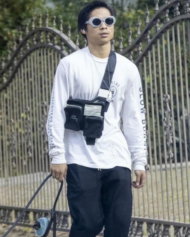 Trước lời chê ăn bám, con trai gốc Việt của Angelina thảnh thơi đi dạo ...