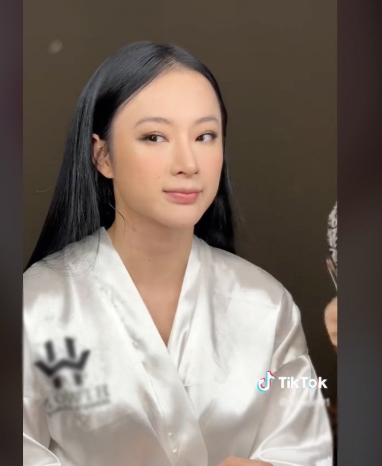 Angela Phương Trinh khoe sắc cạnh con gái nuôi, không phấn son điệu đà vẫn đẹp tựa nàng thơ