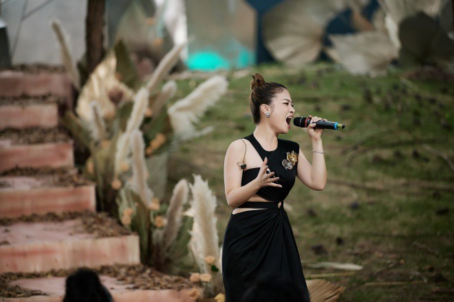 Bình An - Phương Nga tình tứ diện đồ đỏ đậm đồng điệu, như đám cưới lần 3 giữa rừng thông