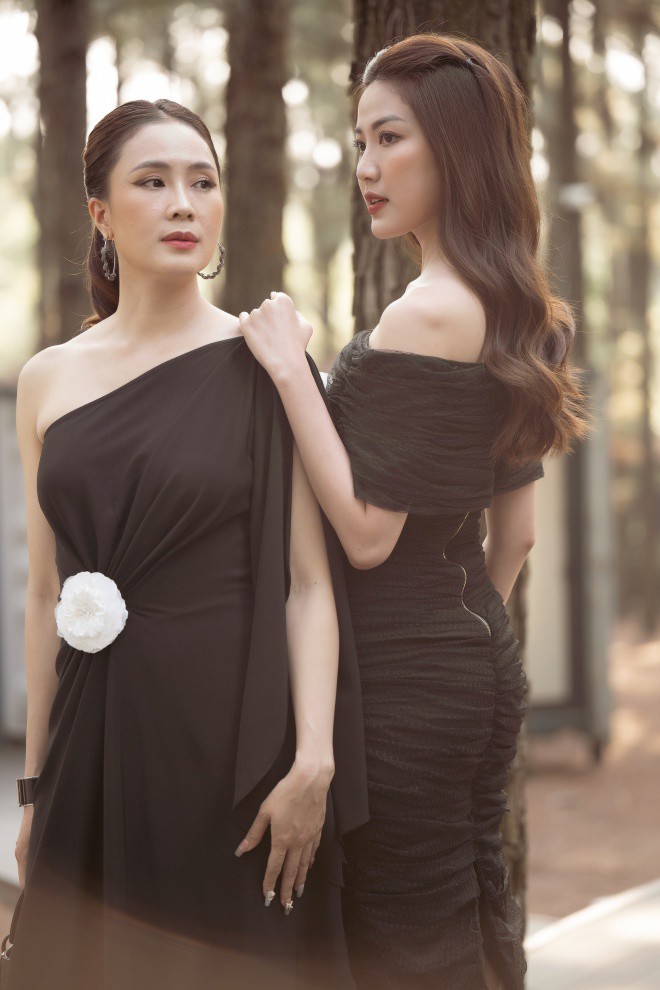 Bình An - Phương Nga tình tứ diện đồ đỏ đậm đồng điệu, như đám cưới lần 3 giữa rừng thông