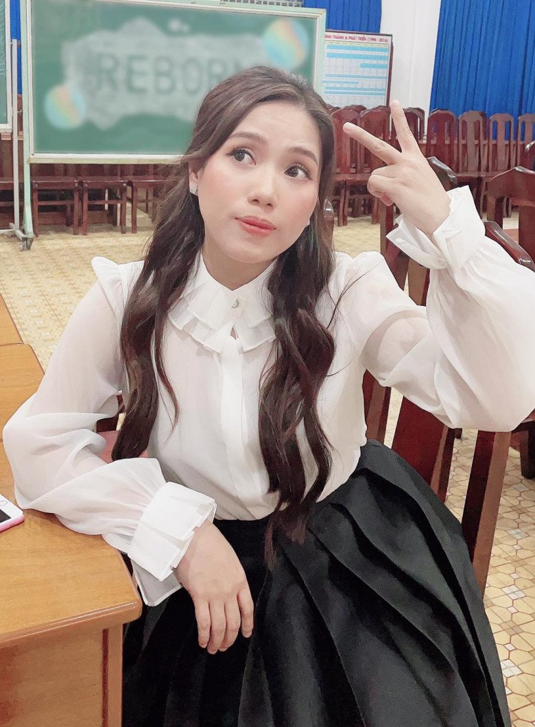 Vẻ đẹp mong manh nhờ trang điểm như không của Tí Nâu Thùy Chi