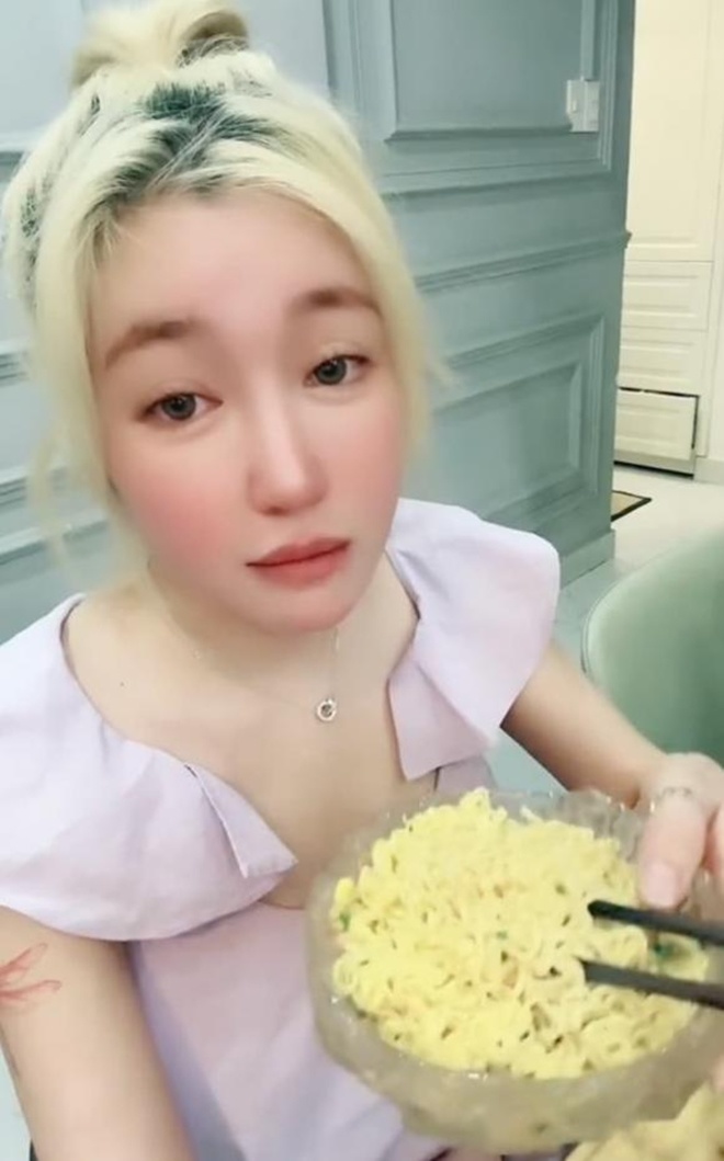 Hậu tố chồng Tây ngoại tình, Elly Trần xuất hiện với ngoại hình xuống ...