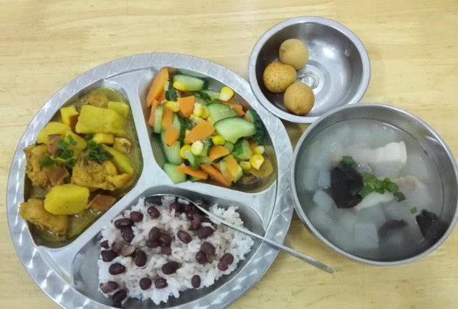 Cô giáo mầm non đăng bữa ăn thịnh soạn ở trường của con tưởng ngon, mẹ ...