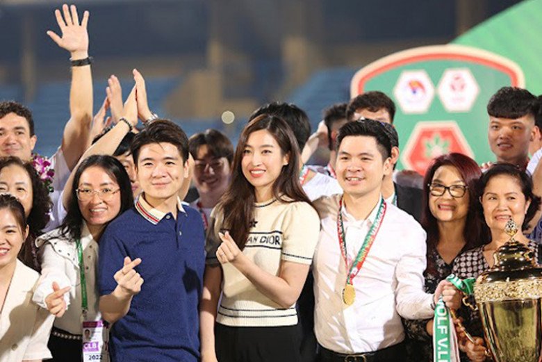 Ra sân cổ vũ ông xã: Đỗ Mỹ Linh xách nhẹ túi trăm triệu, Công chúa béo nhà Duy Mạnh đẳng cấp ...