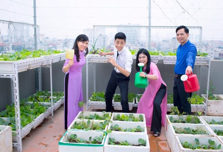 Làm vườn sân thượng, mẹ đảm Hà thành đỡ thoát vị đĩa đệm, không cần đi ...