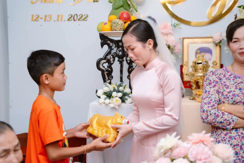 Em trai đem ống heo tiết kiệm lên tặng đám cưới, chị gái xúc động rưng rưng