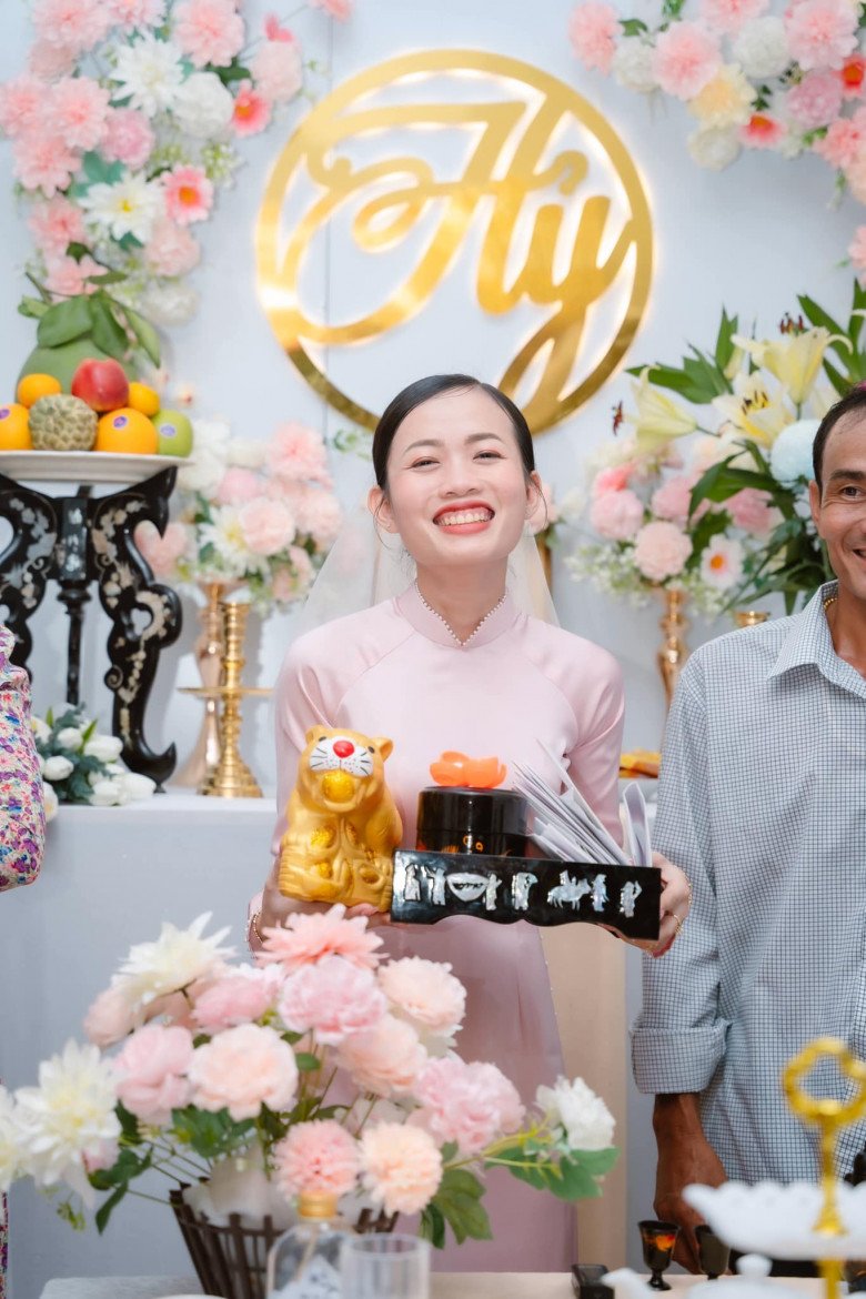 Em trai đem ống heo tiết kiệm lên tặng đám cưới, chị gái xúc động rưng rưng