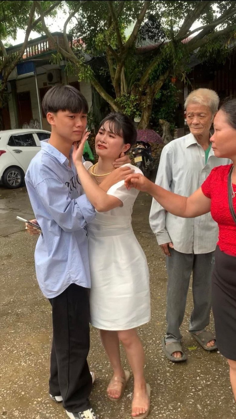 Em trai đem ống heo tiết kiệm lên tặng đám cưới, chị gái xúc động rưng rưng