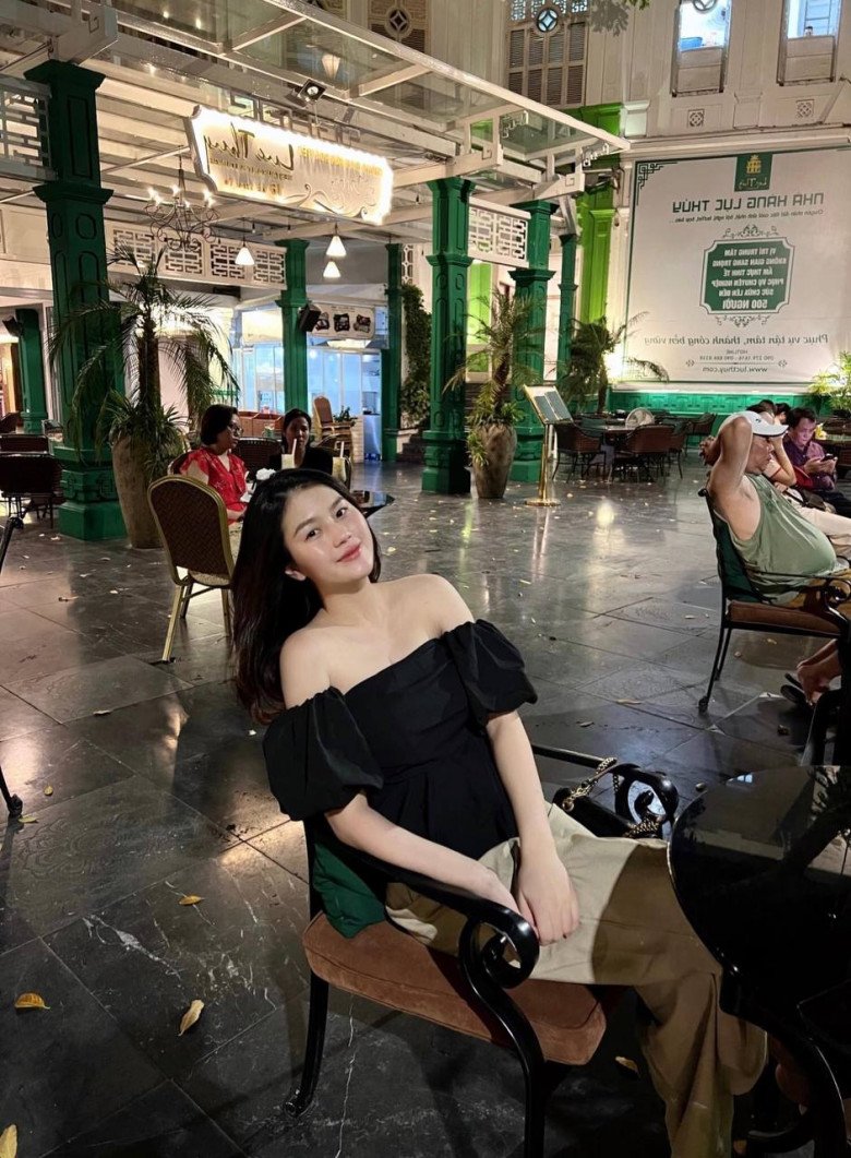 Hotgirl Tuyên Quang lấy chồng cầu thủ, đẻ xong 1 tháng mặc quần đùi ra phố, khoe dáng phát mê