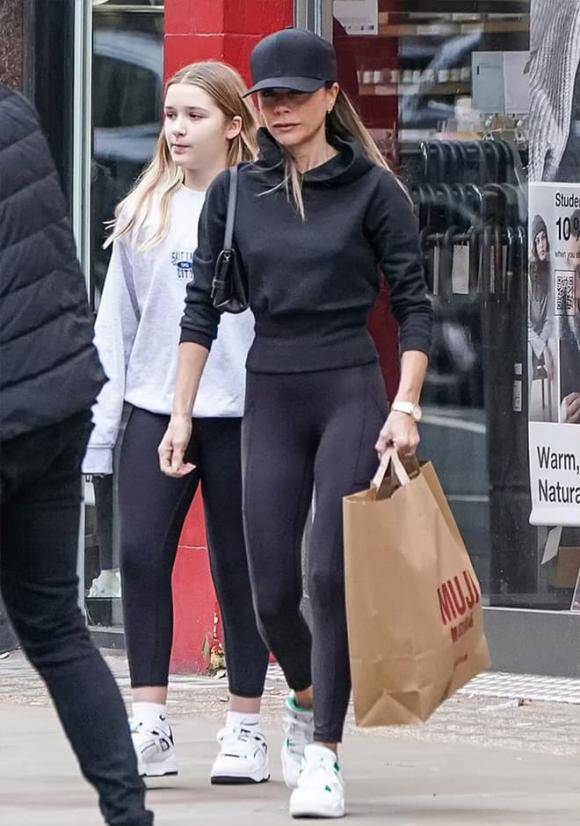 Mẹ 4 con Victoria Beckham diện quần bó chẽn khoe vòng eo như búp bê ...