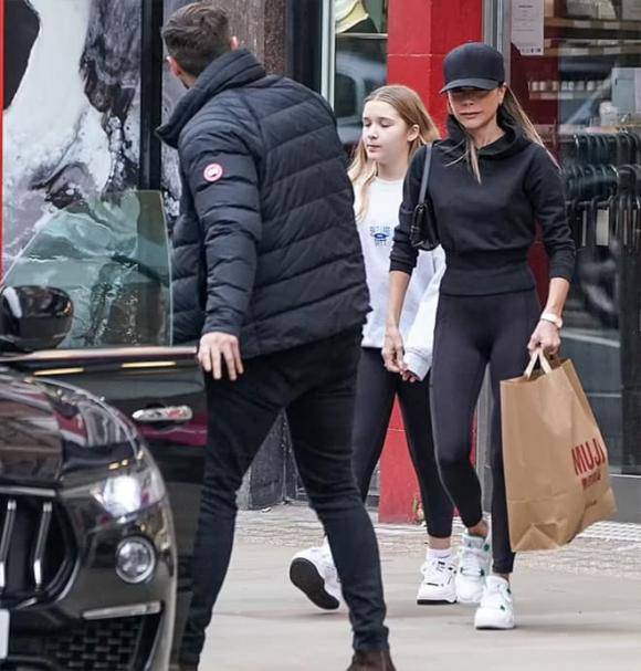 Victoria Beckham khoe sắc vóc bên con dâu