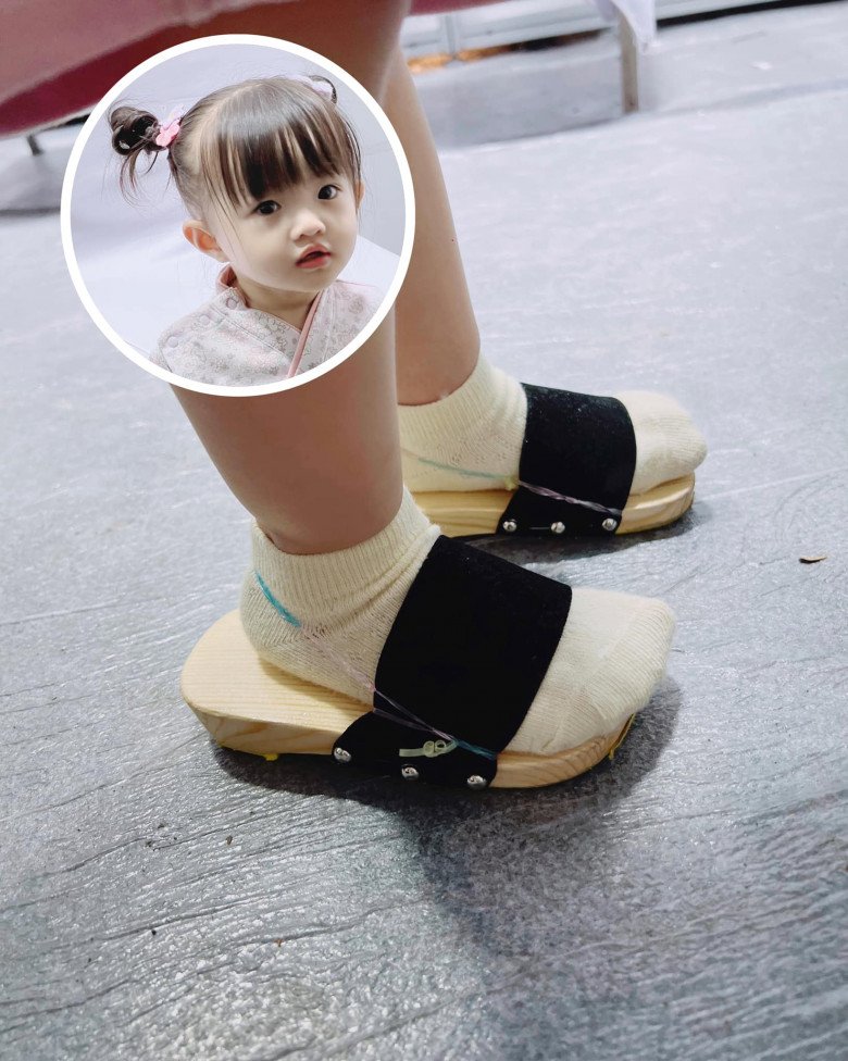 Đông Nhi mang dép hơn 11 triệu, con gái Winnie đi dép rọ chỉ vài chục nghìn vẫn dư sức náo loạn ...