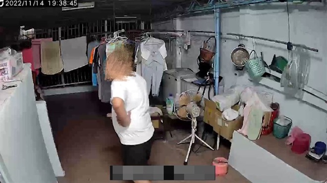 Liên Tục Cảm Giác Bị Quay Lén Khi Tắm Thiếu Nữ Càng Hoảng Hốt Khi Biết Danh Tính Thủ Phạm