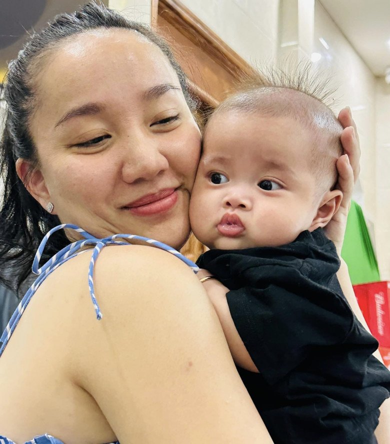 Lê Dương Bảo Lâm vừa thân thiết gái lạ, bà xã hết lôi thôi, trang điểm điệu đà, khó nhận ra mẹ ...